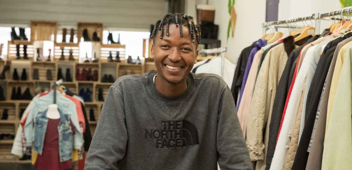 Yaro leefde in zijn auto. Nu heeft hij werk en onderkomen dankzij het ...