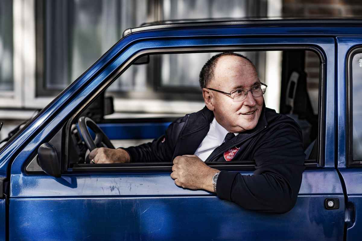 Aangenaam, de chauffeur van majoor Bosshardt - Leger des Heils